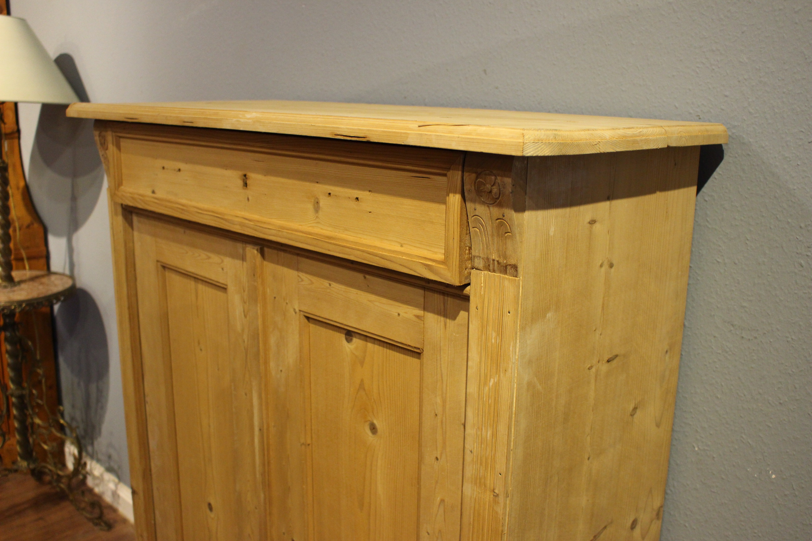 Großes zweitüriges Vertiko, Kiefer antik