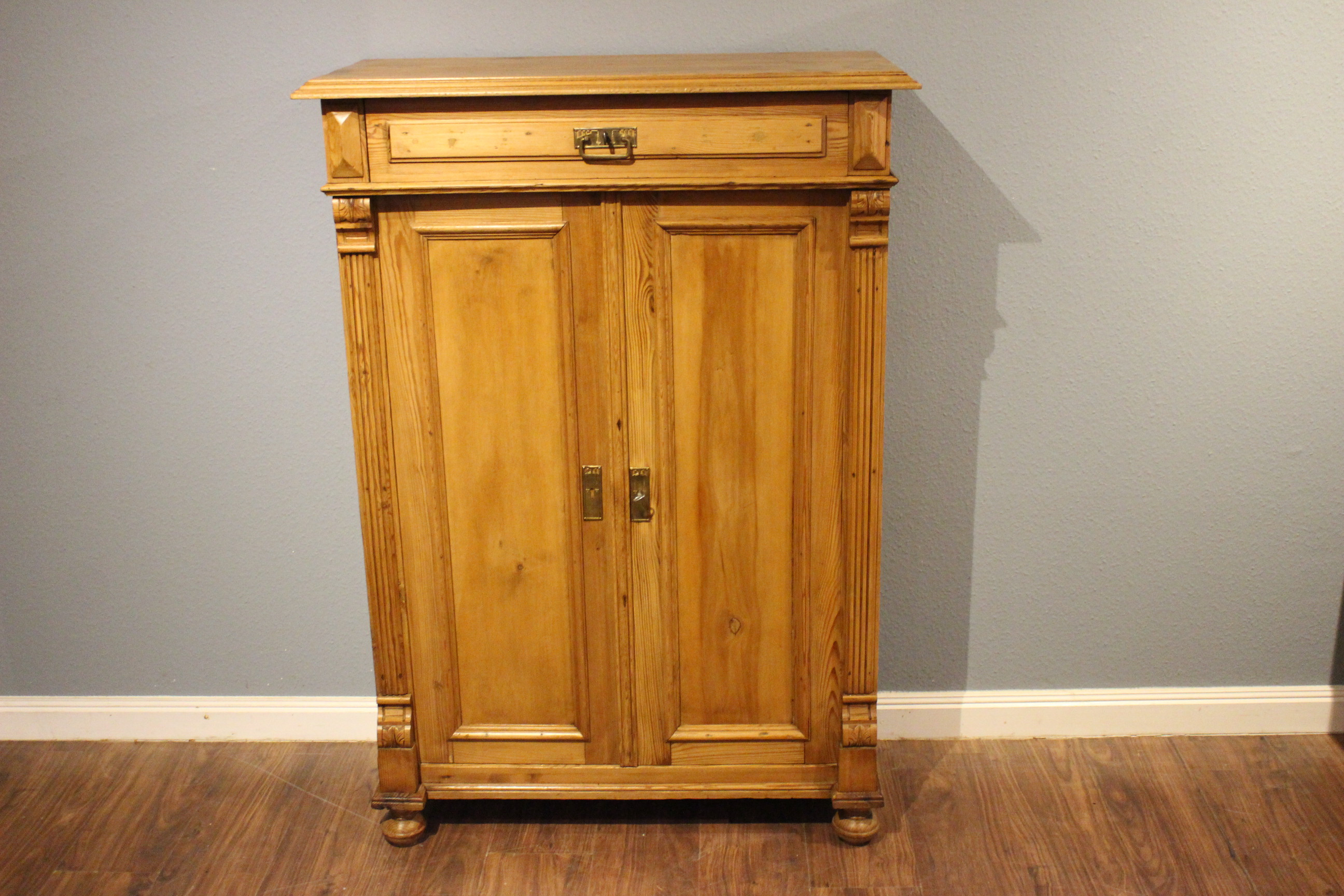 Schönes Vertiko aus der Gründerzeit