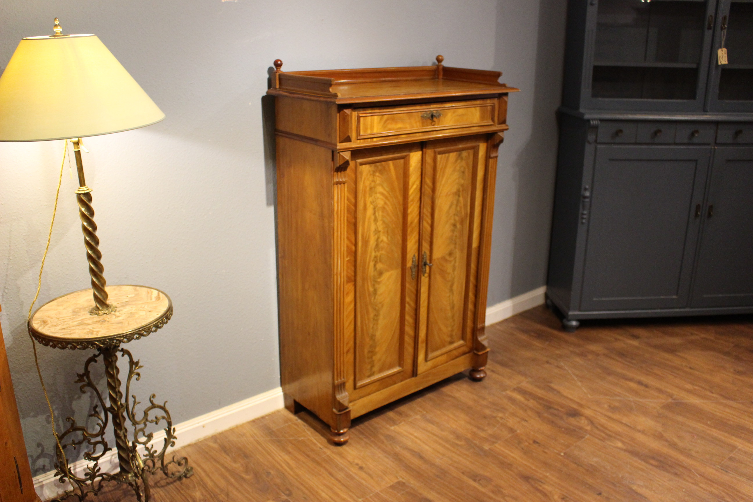 Nußbaum-Vertiko mit kleiner Galerie