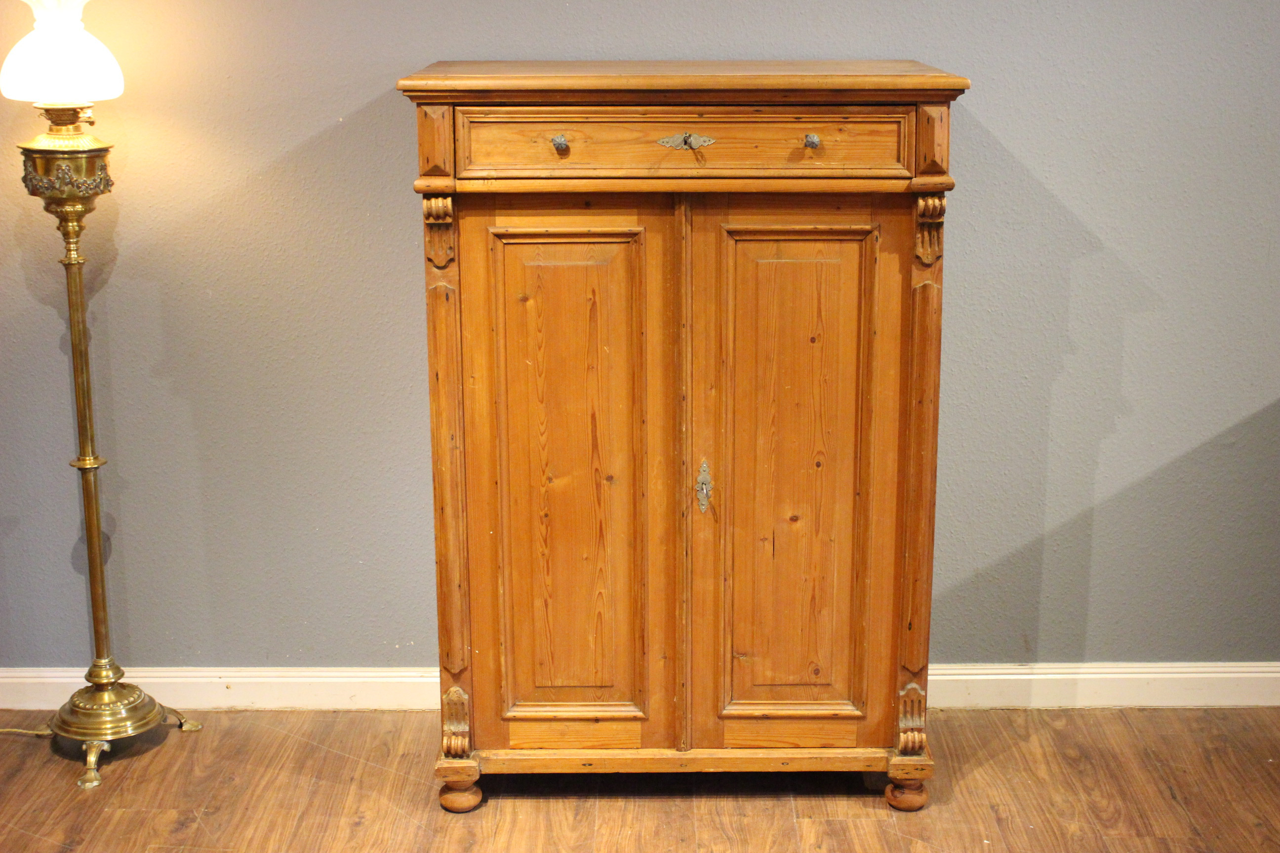 Großes zweitüriges Vertiko, Kiefer antik