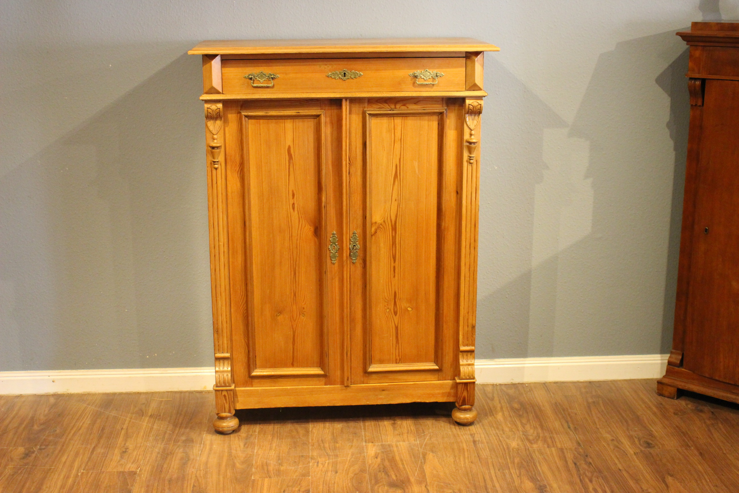 Großes zweitüriges Vertiko, Kiefer antik