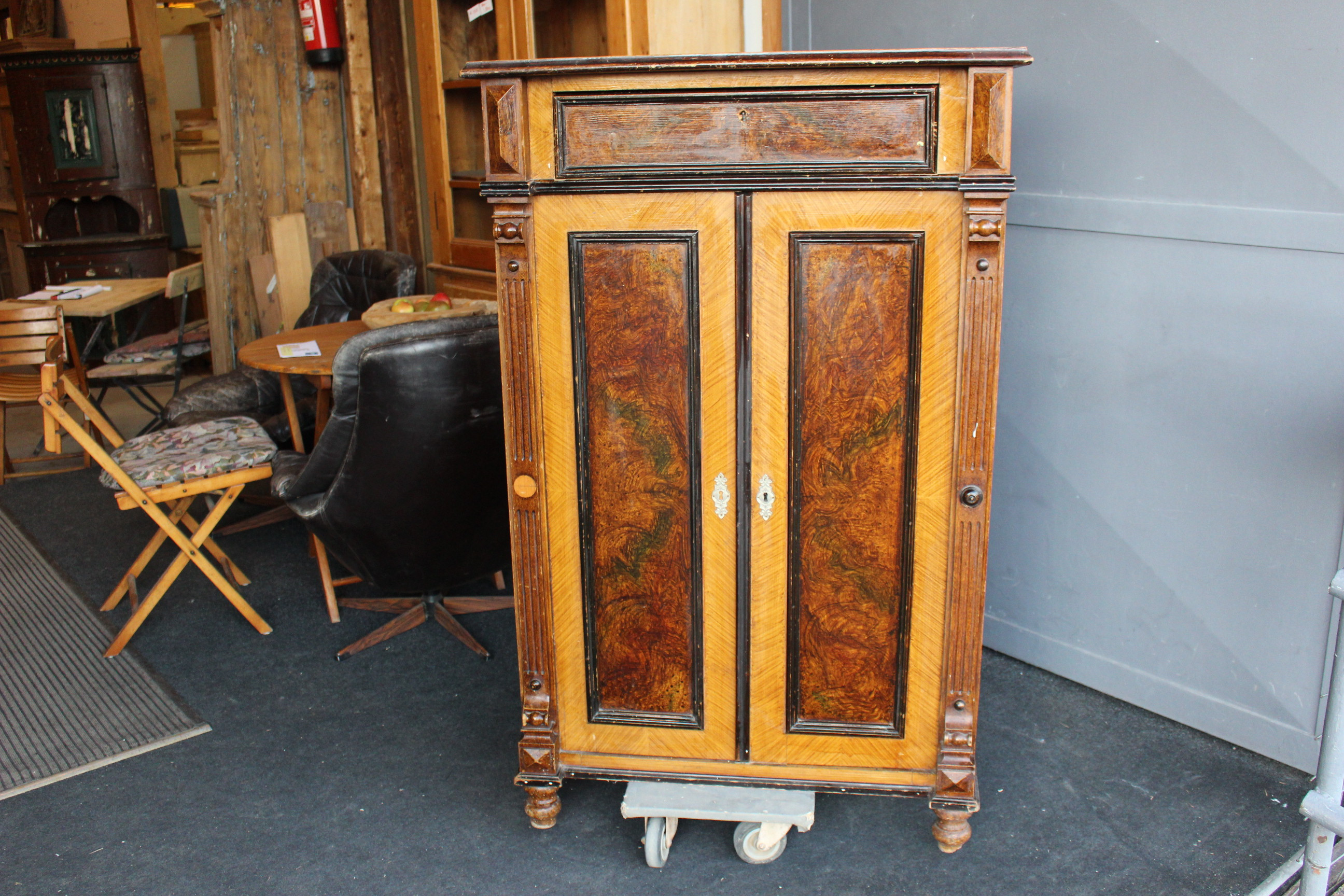 Schönes Vertiko aus der Gründerzeit