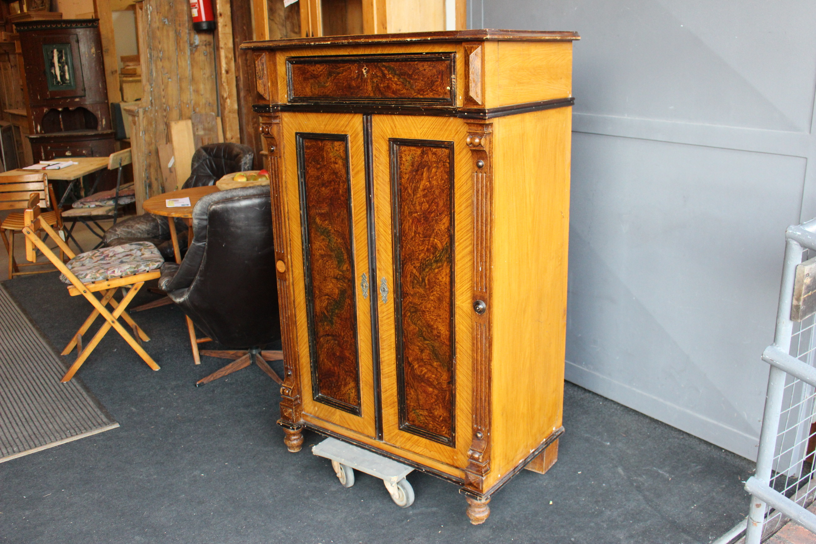 Schönes Vertiko aus der Gründerzeit