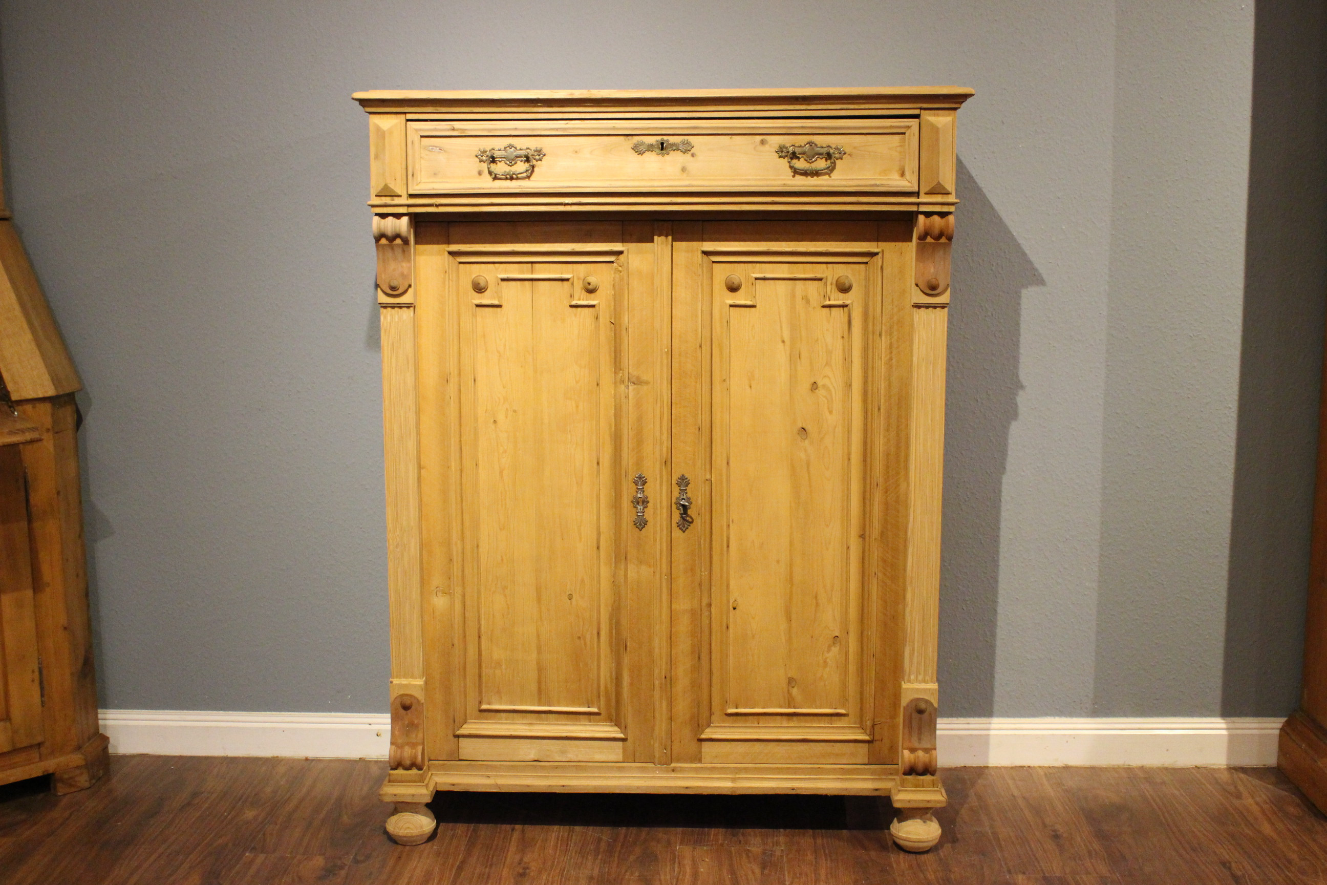 Schönes Vertiko aus der Gründerzeit