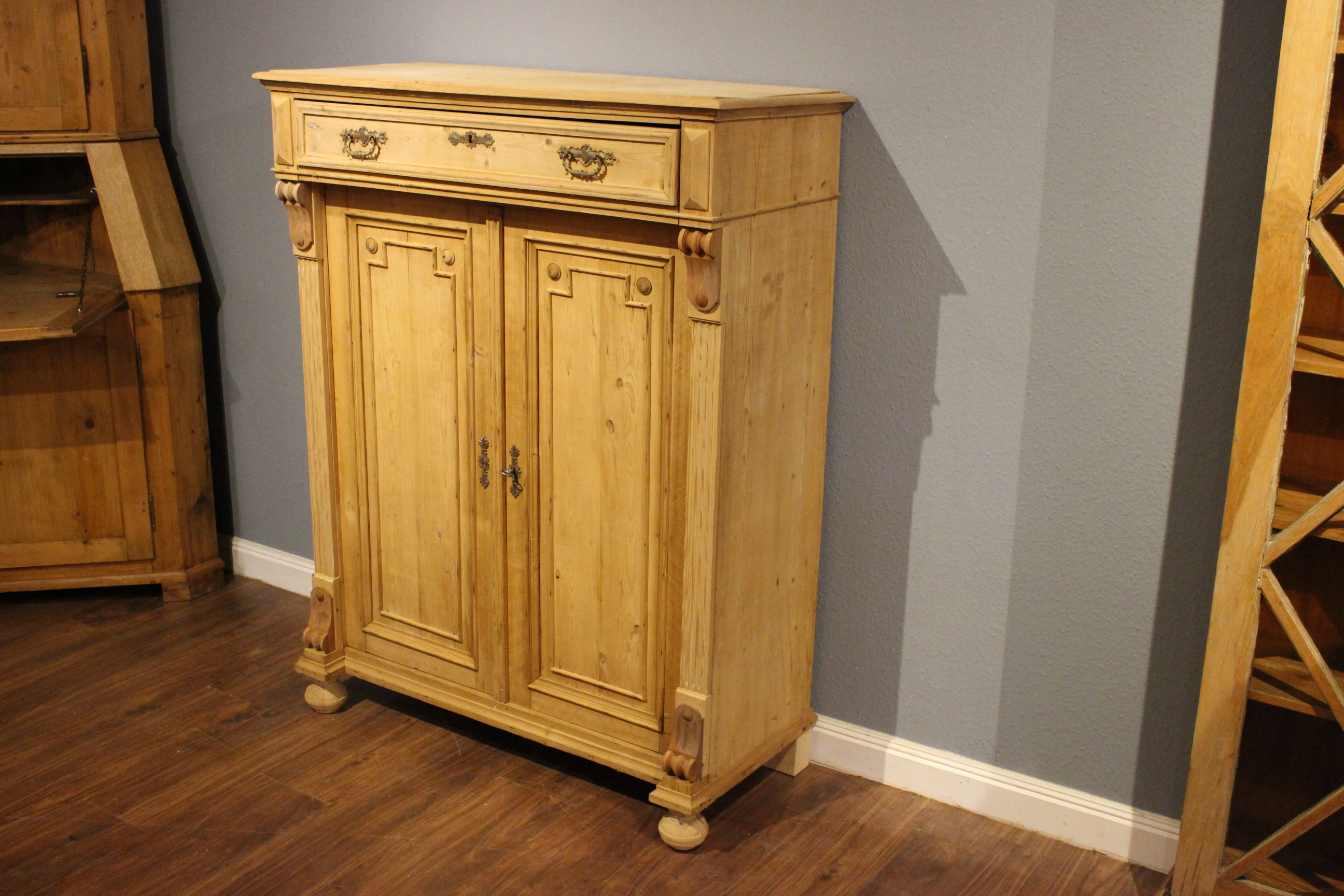 Schönes Vertiko aus der Gründerzeit