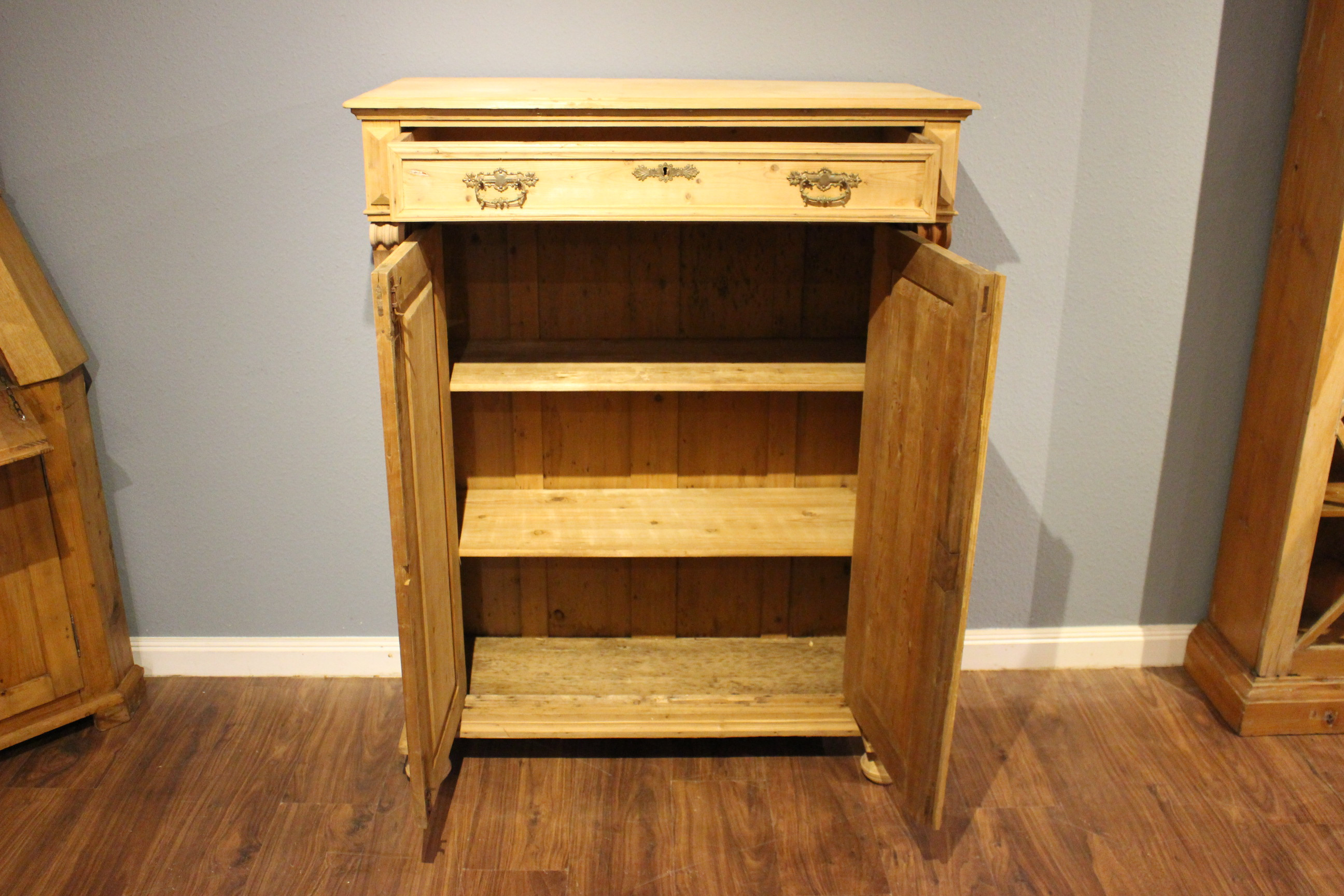 Schönes Vertiko aus der Gründerzeit