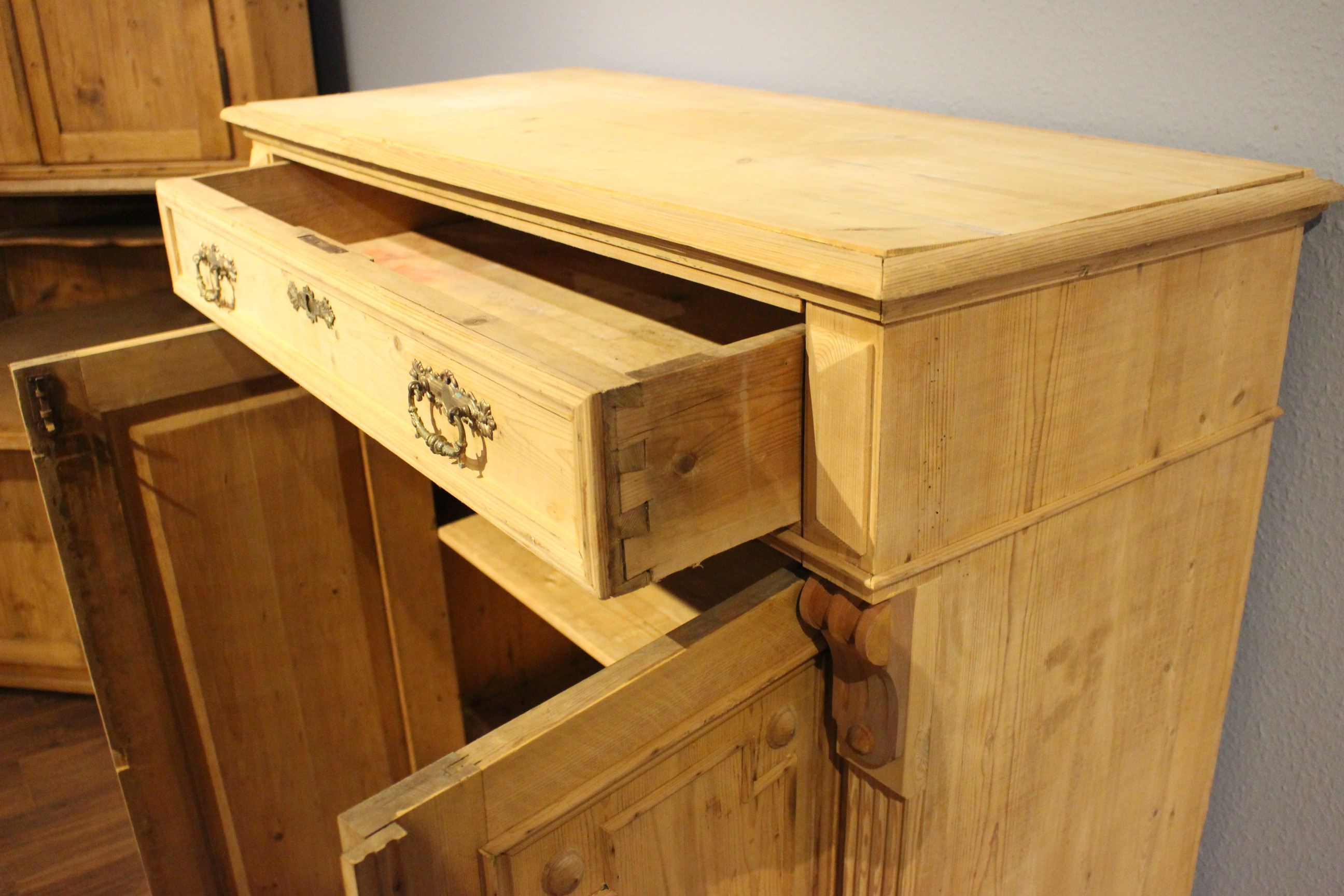 Schönes Vertiko aus der Gründerzeit