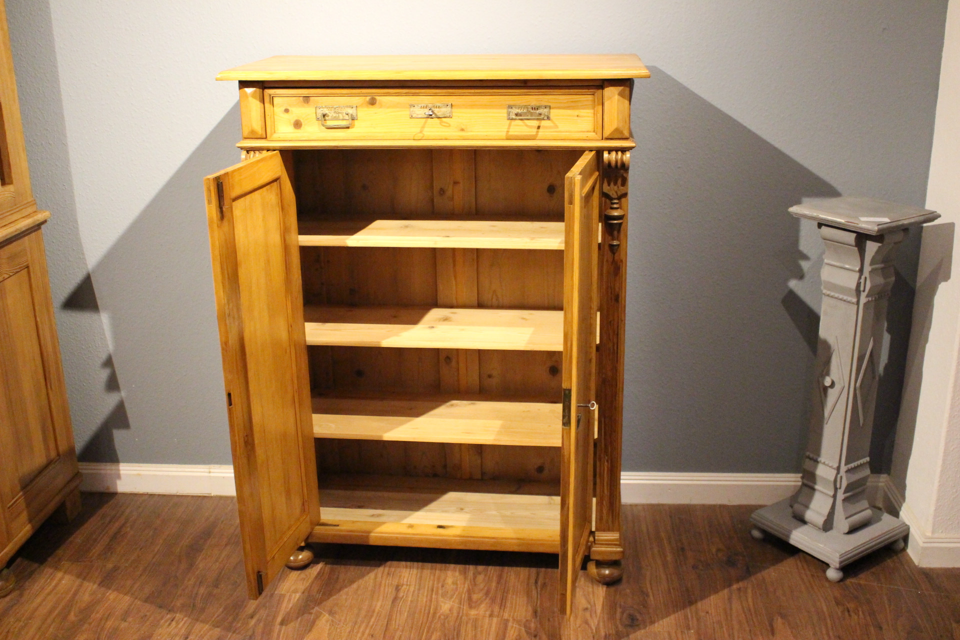 Schönes Vertiko aus der Gründerzeit