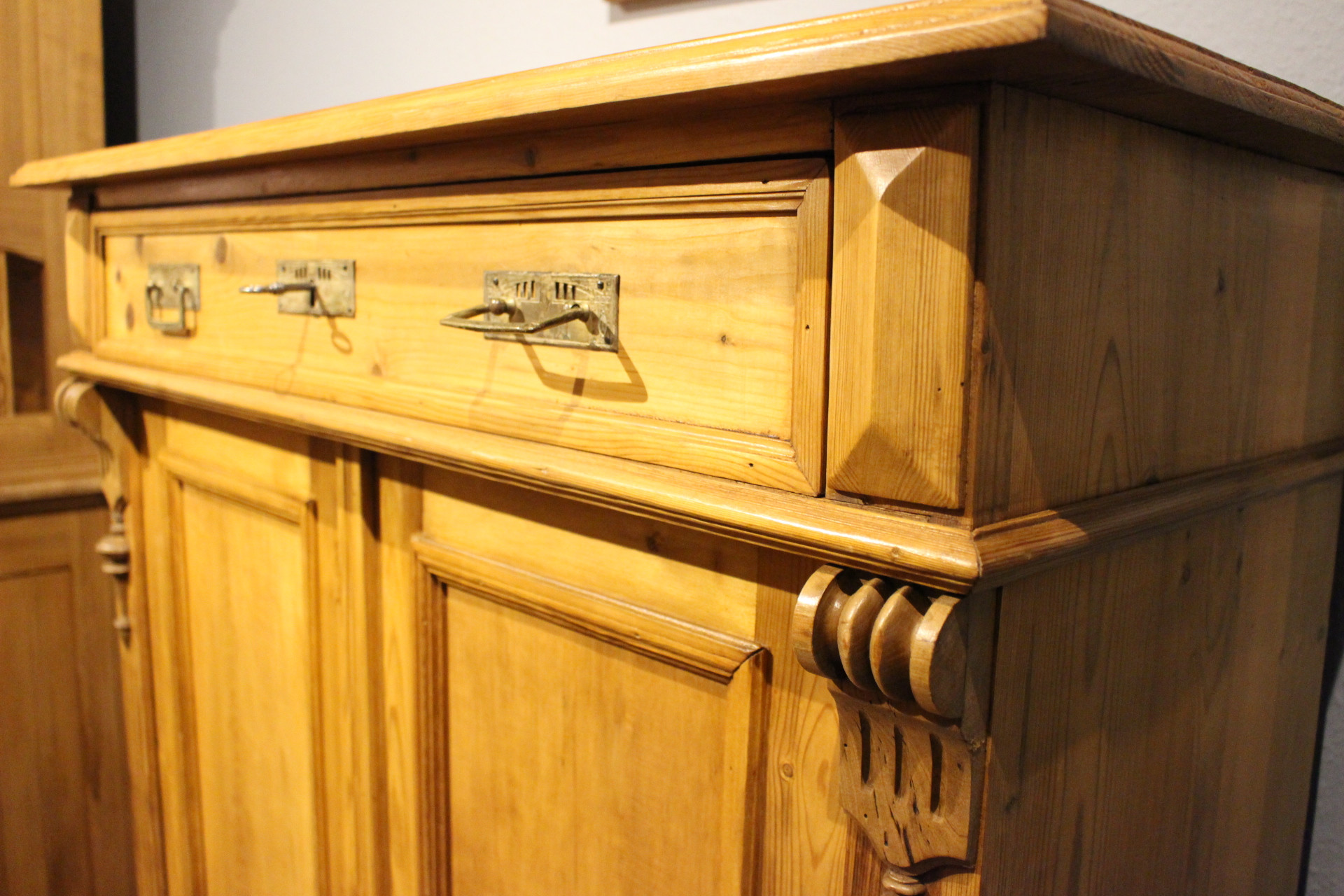 Schönes Vertiko aus der Gründerzeit