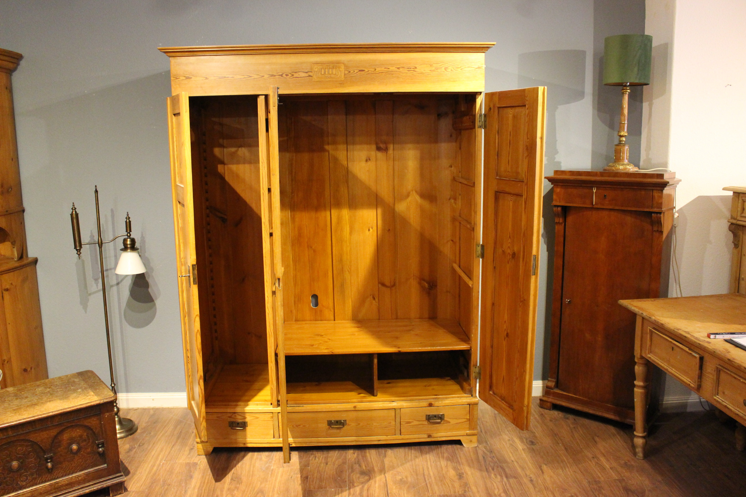 Antiker Tv Schrank