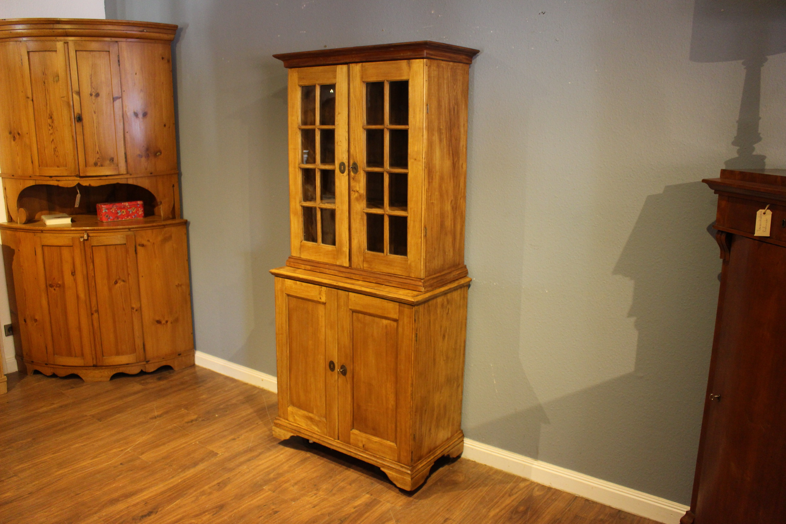 Zierlicher schlanker Küchenschrank, Geschirrschrank