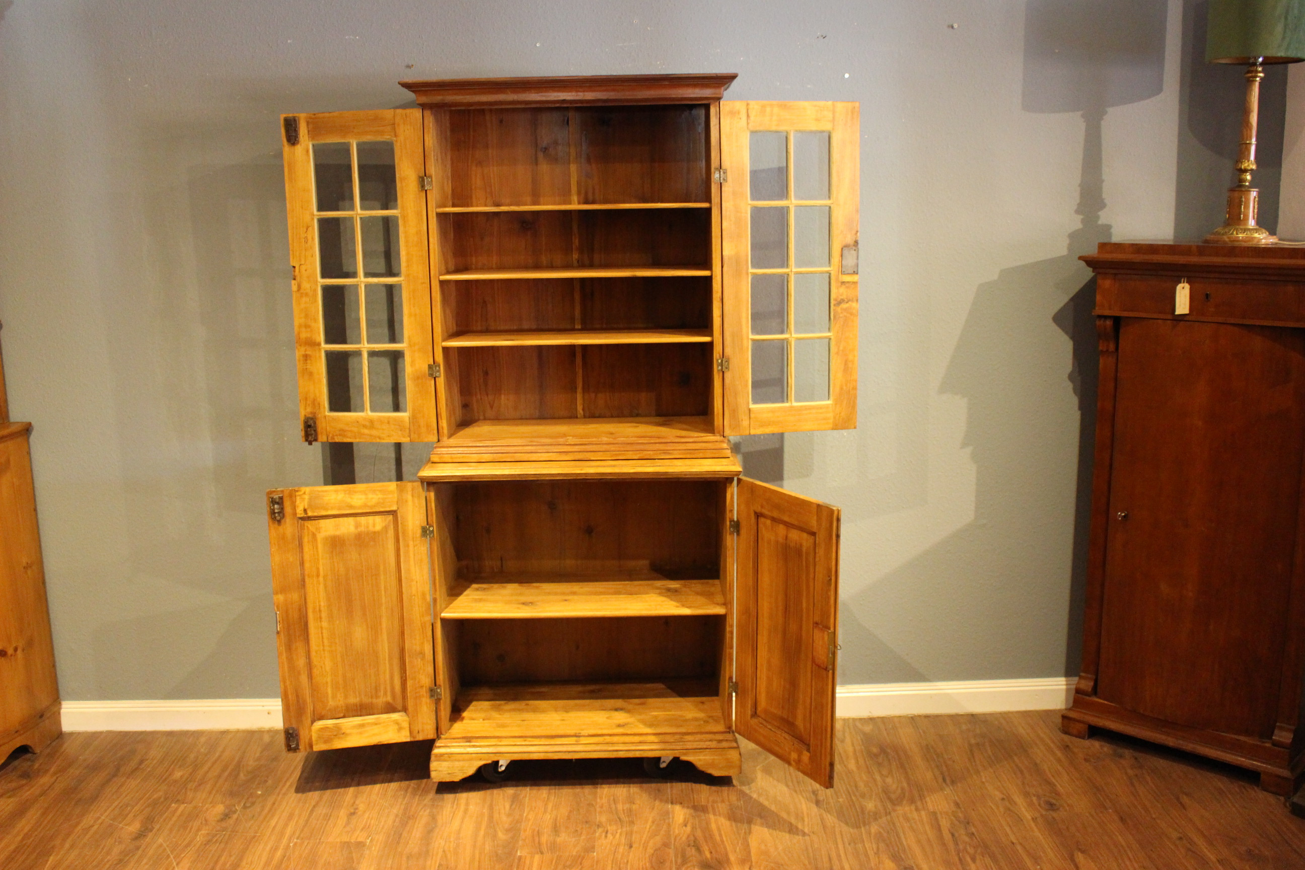 Zierlicher schlanker Küchenschrank, Geschirrschrank