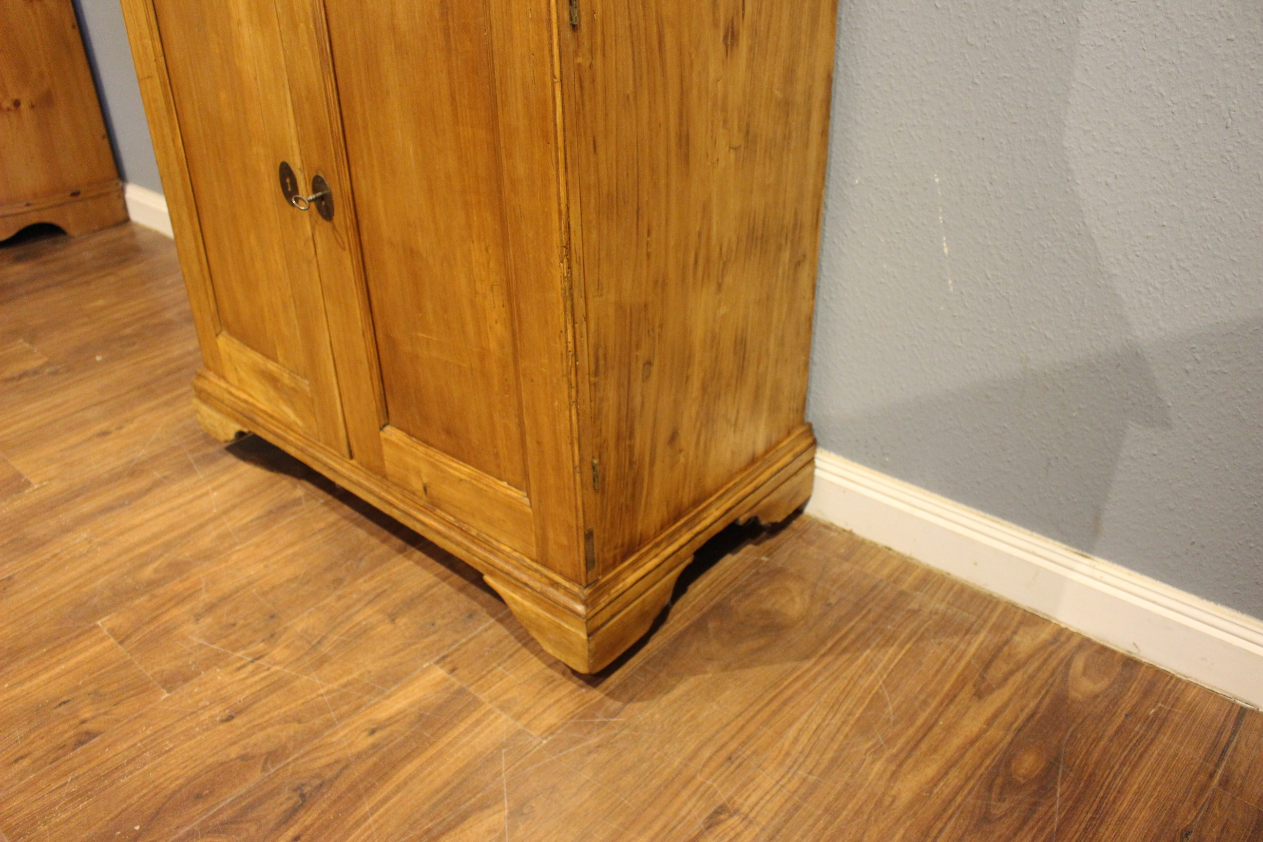 Zierlicher schlanker Küchenschrank, Geschirrschrank